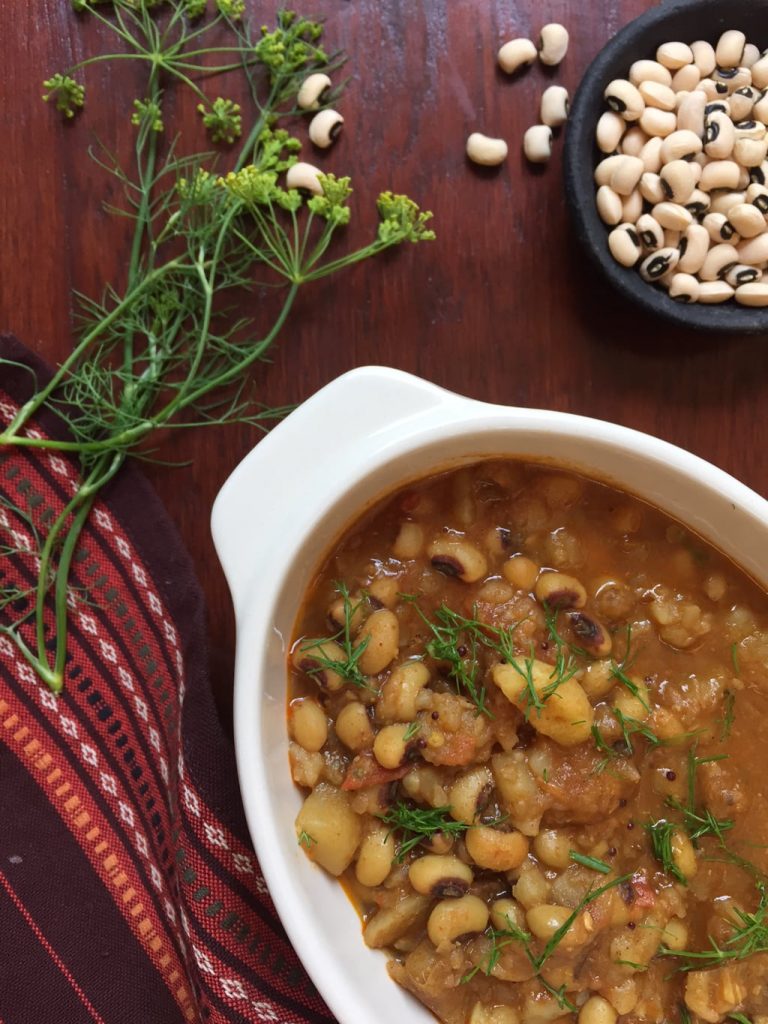 Thechwani Aloo Lobia ki | Smashed Potato & Black Eyed Peas Curry ...